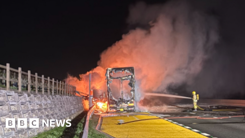M6 road closure: Drivers warned of delays after lorry fire - BBC News