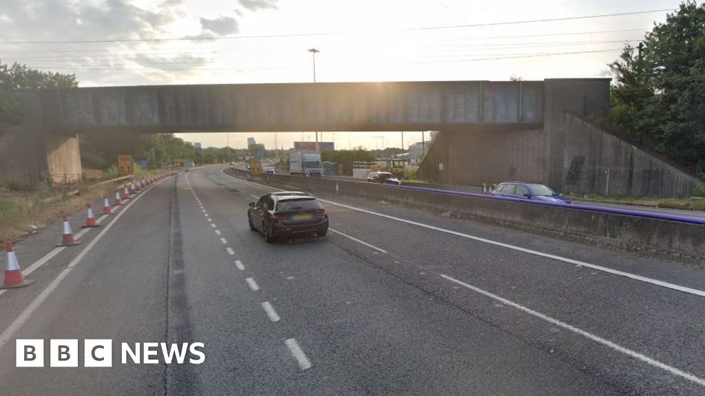 M621 in Leeds reopens after car transporter bridge crash - BBC News