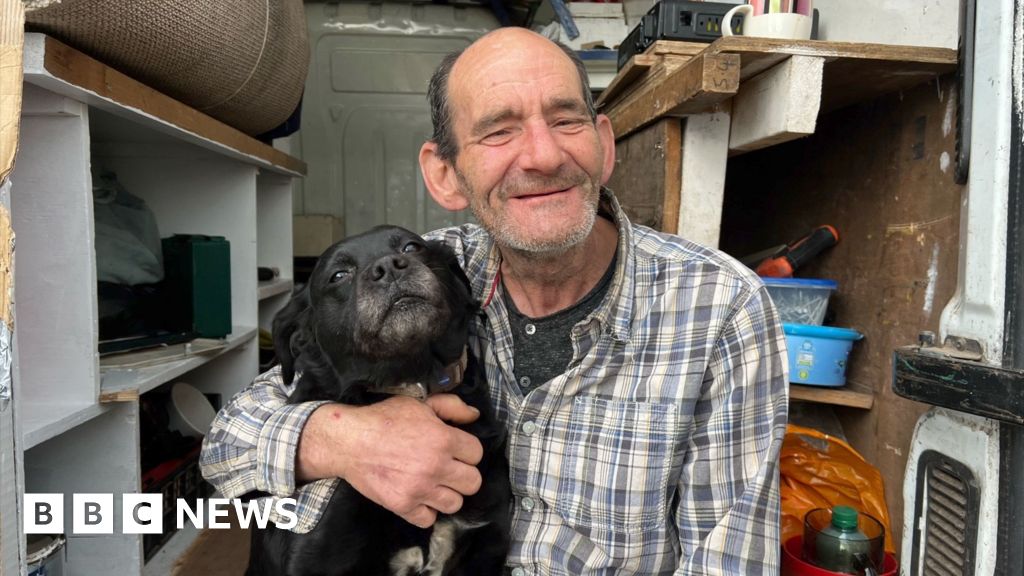 Homeless man gets job offers from all over the world - BBC News