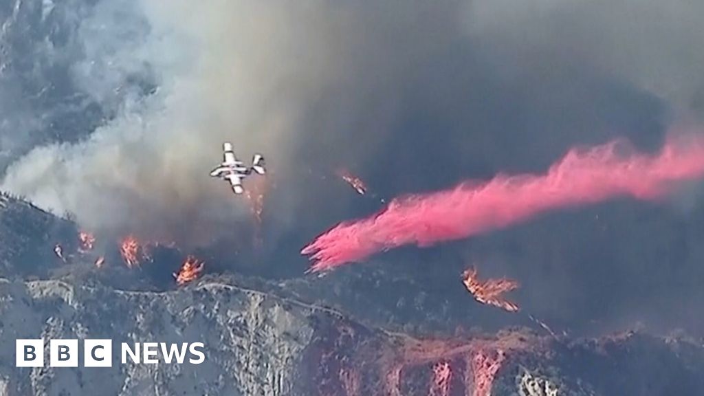 Watch: Aircrews battle rapidly spreading Canyon Fire - BBC News