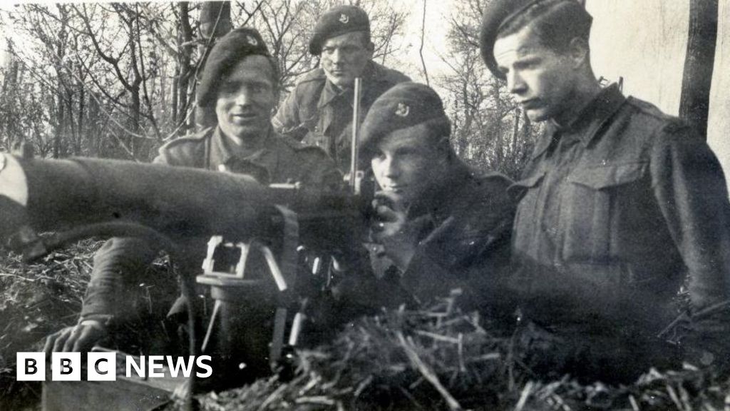 D-Day machine gunner recalls 'flying coffin' glider landing - BBC News