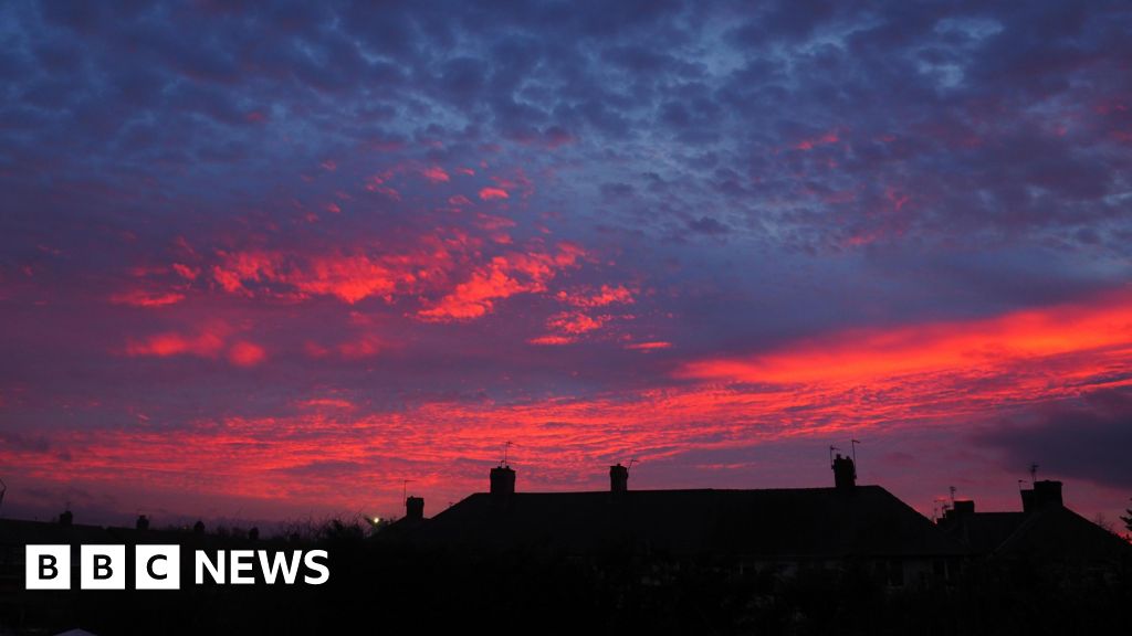 Yorkshire and Lincolnshire's stunning sunset spectacle - BBC News