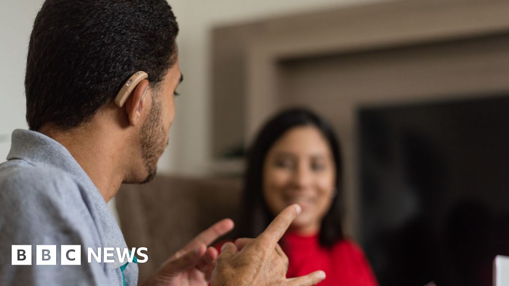 Election debate for deaf voters to take place in Peterborough - BBC News