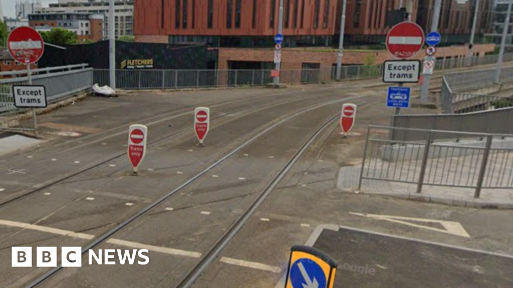 Nottingham: Man charged after car gets stuck on tram track - BBC News
