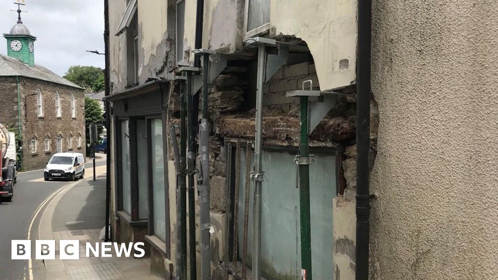 Part of A39 in Camelford closed after building deemed unsafe