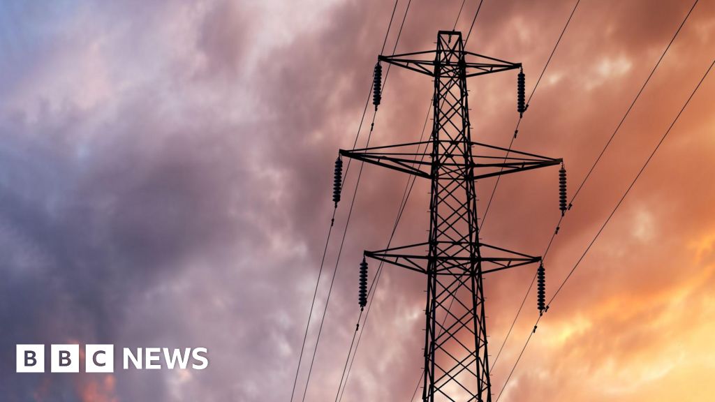 Waterlooville: Hundreds of homes without power after wire damage - BBC News