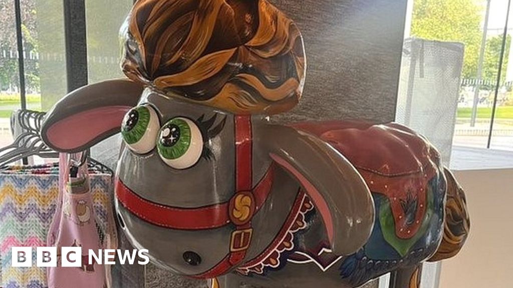 Newcastle: Shaun on the Tyne model removed after being damaged - BBC News