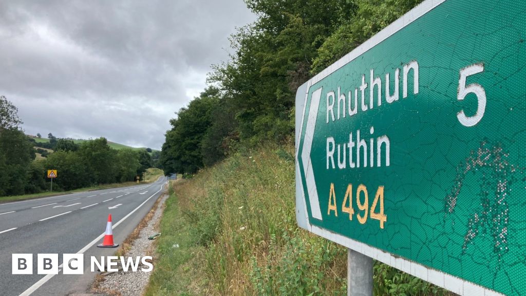 Ruthin: Four people in hospital after crash - BBC News