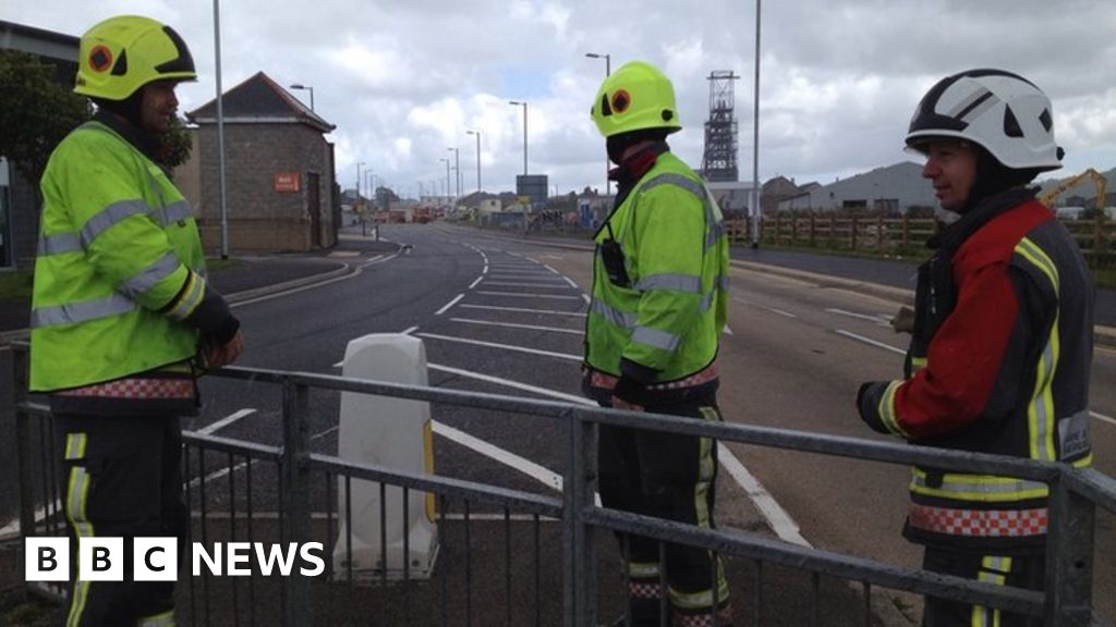 Bleach drum spill causes chemical scare - BBC News