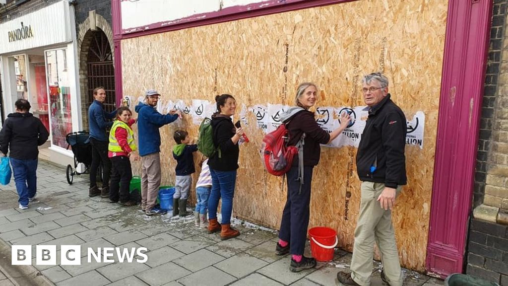 Extinction Rebellion climate protesters clean up after litter row - BBC ...