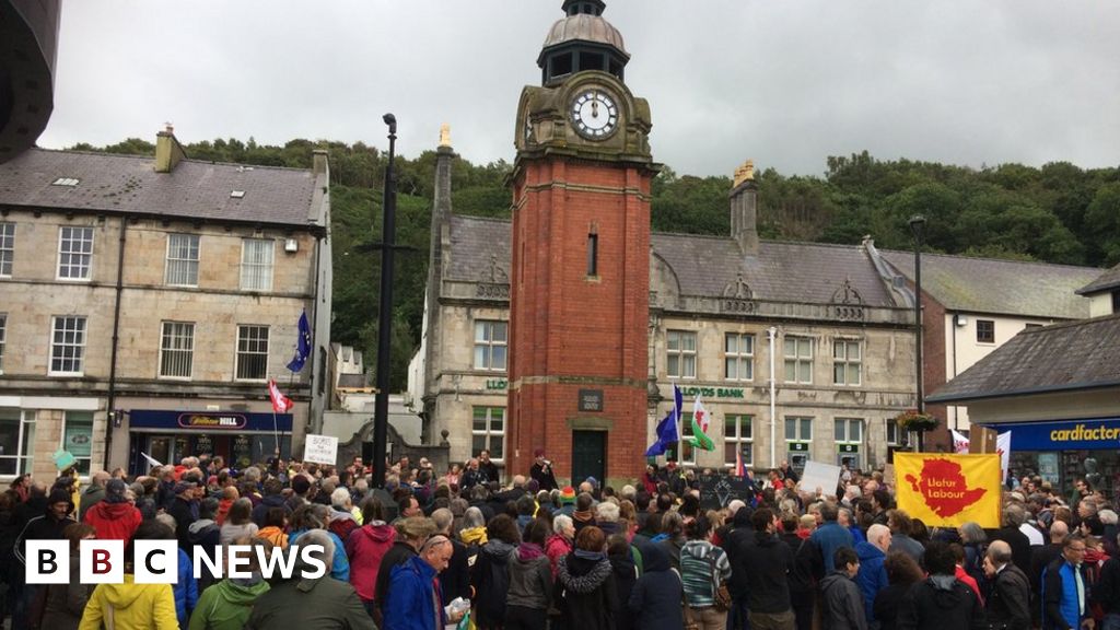 Brexit: Protests across Wales over Parliament shutdown - BBC News