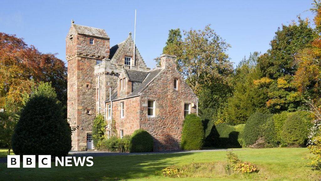 Scot down under renews appeal to sell castle in Melrose - BBC News