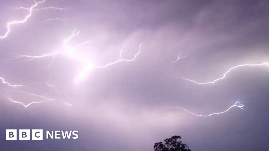Slow-motion footage shows sprawling lightning spectacle - BBC News