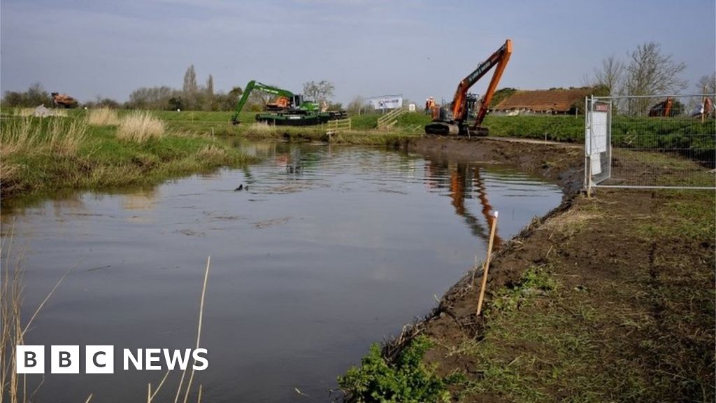 Dredging work costing £2m approved for River Parrett - BBC News