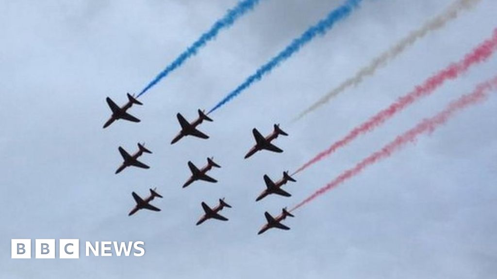 Cornwall Red Arrows show cancelled over safety fears - BBC News