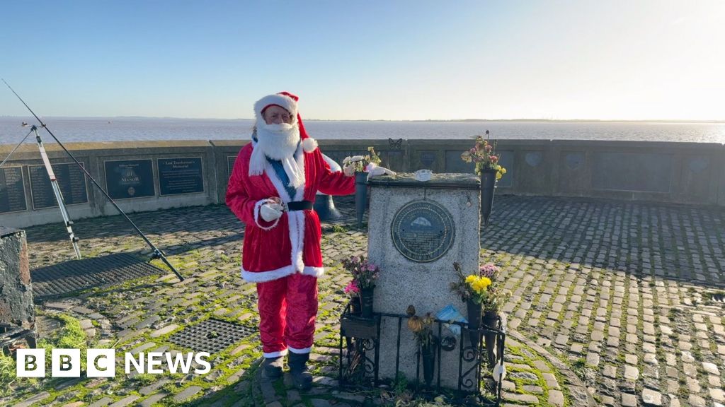 Hull legend toasts lost trawlermen every Christmas Day - BBC News