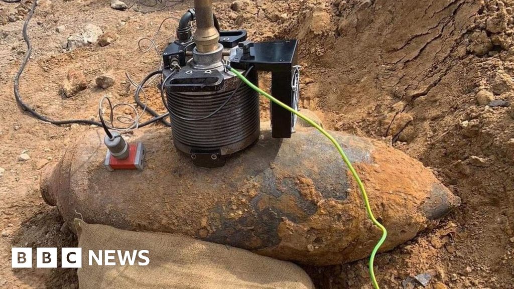Kingston World War Two bomb 'successfully dealt with' - BBC News