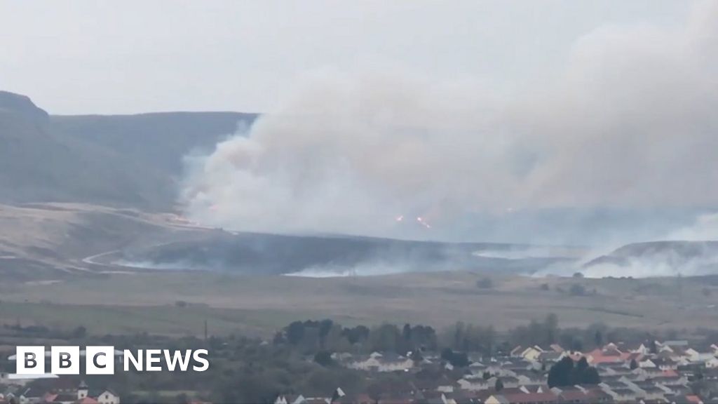 Mountain fires: Crews battled several blazes in Wales - BBC News