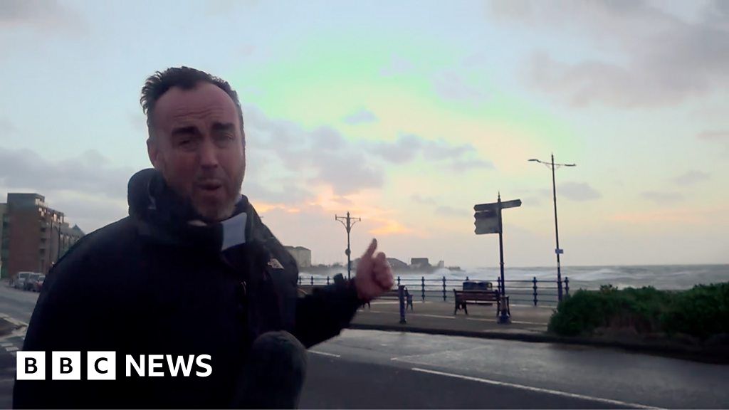 Storm Eunice: BBC reporter in Porthcawl faces strong winds - BBC News
