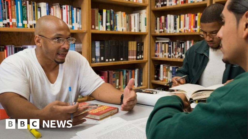 Harvard University debate team loses to New York inmates - BBC News