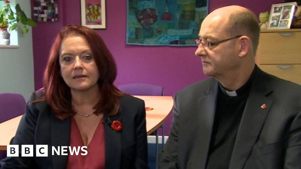 Bryony Baynes gave husband Matthew kidney 'out of love' - BBC News