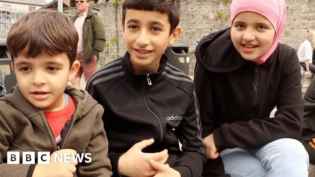 Syrian family in Cardigan advise Afghan refugees about Wales - BBC News