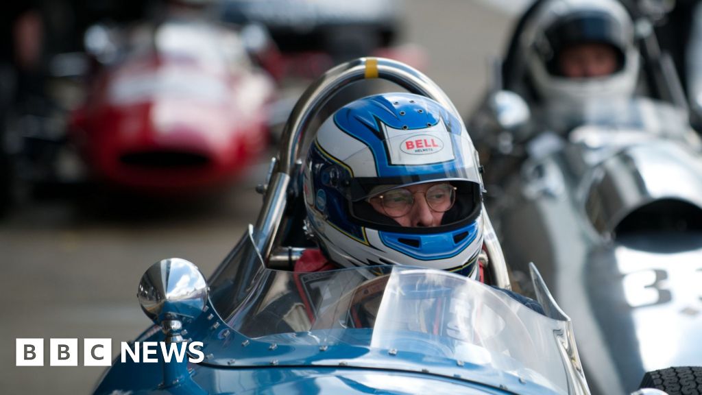 In pictures: Classic cars at Silverstone - BBC News