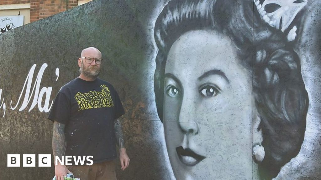 Queen Elizabeth II: The mural based on a one pound note - BBC News