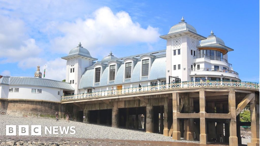 Penarth Pier's pavilion saved by council 'for community use' - BBC News