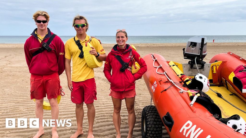 Girl 'undoubtedly' saved own life in Tynemouth rip current - BBC News