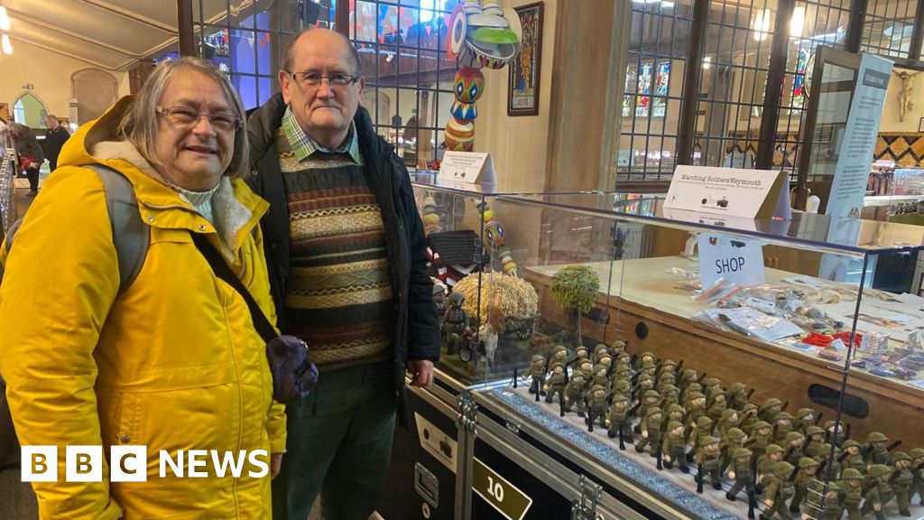 Army of knitted D-Day soldiers marches into Stoke Minster - BBC News