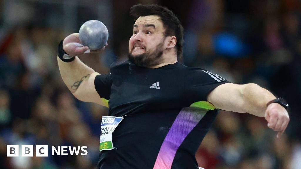 Shot put champion Scott Lincoln bins 'too heavy' kit to fly home - BBC News
