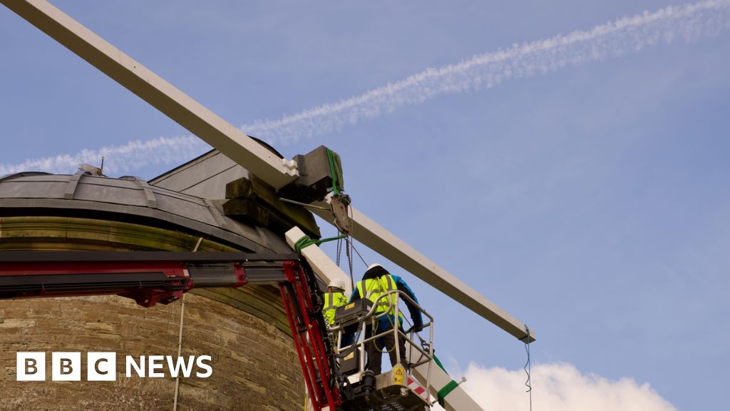 Chesterton Windmill: Work to restore sails is under way - BBC News