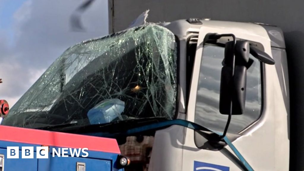 Humber Bridge lorry crash captured on film - BBC News