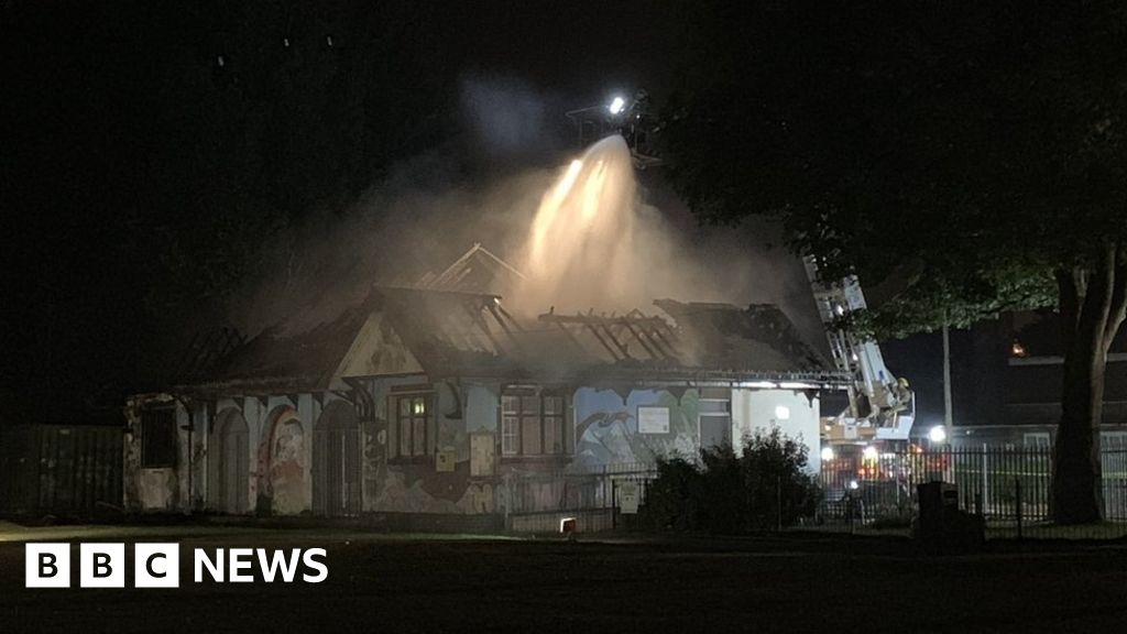 Shrublands FC clubhouse burnt down in 'devastating' fire - BBC News