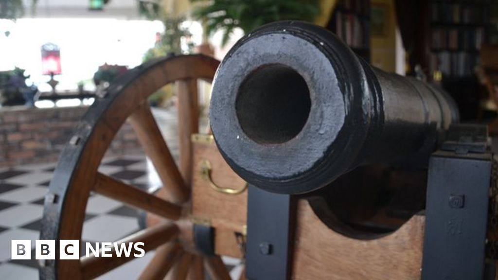 Remembrance Sunday: Cannon collector fires up - BBC News
