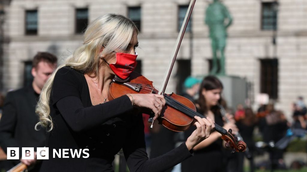 Hundreds of musicians protest outside Parliament - BBC News