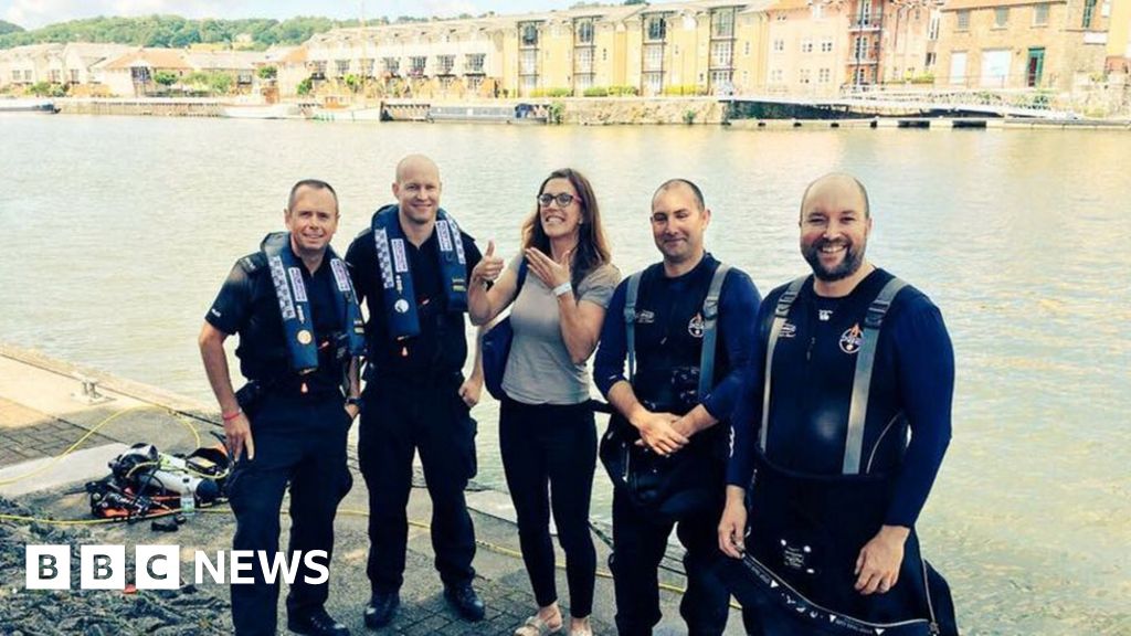 Police divers find lost engagement ring in Bristol harbour - BBC News