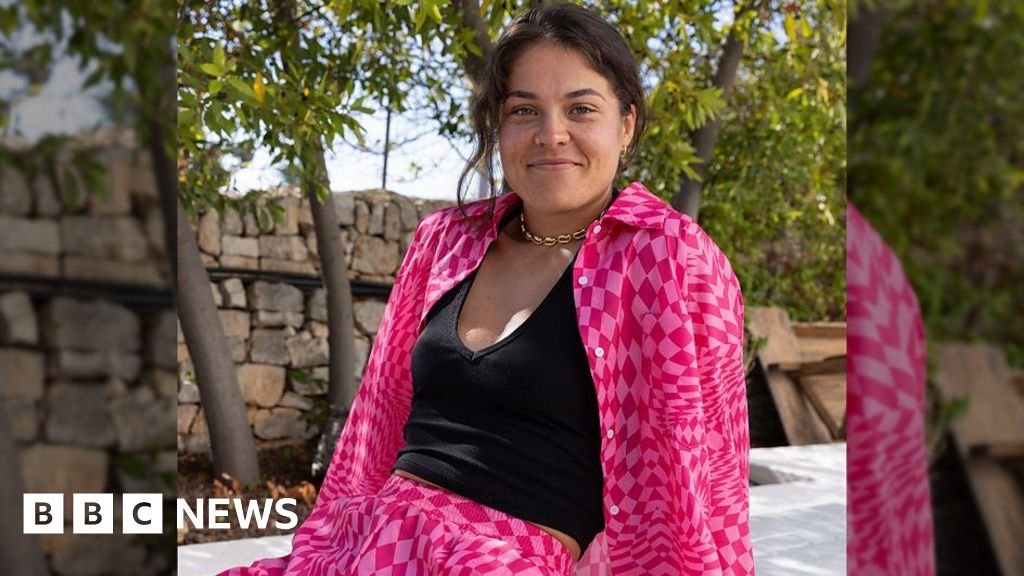 I Kissed a Girl contestant calls reality show 'groundbreaking' - BBC News
