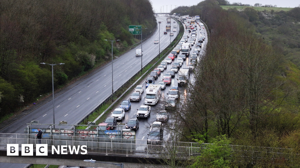 Crash on A27 near Brighton causes delays - BBC News