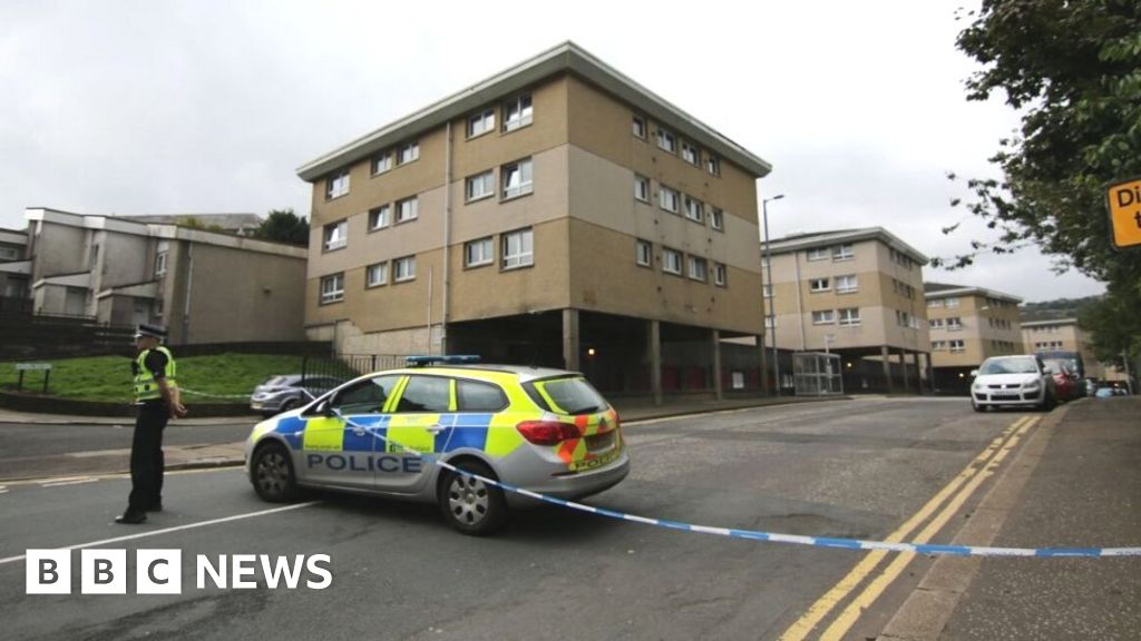 Murder inquiry launched after Greenock street death - BBC News