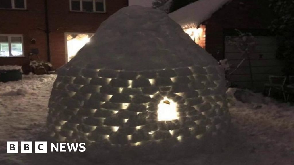 Igloo built in Redditch garden after heavy snow - BBC News