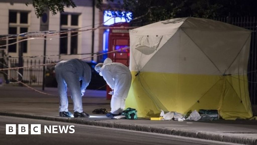 Russell Square: Forensic teams at knife attack scene - BBC News