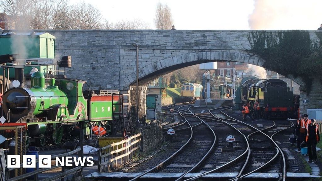 Swanage Railway holds behind-the-scenes community days - BBC News