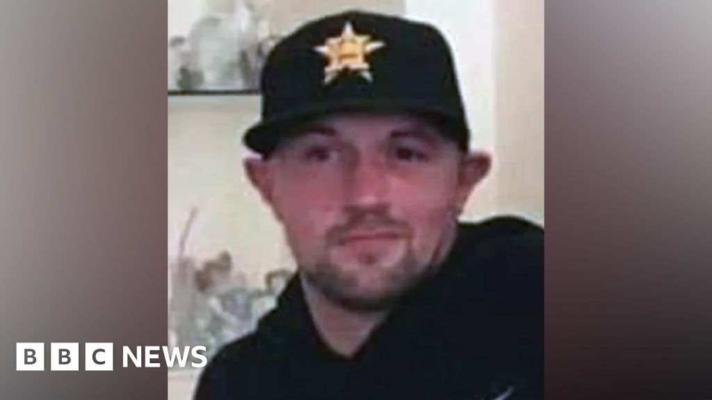 Jail for Glasgow knife killer who sent images of dying victim - BBC News