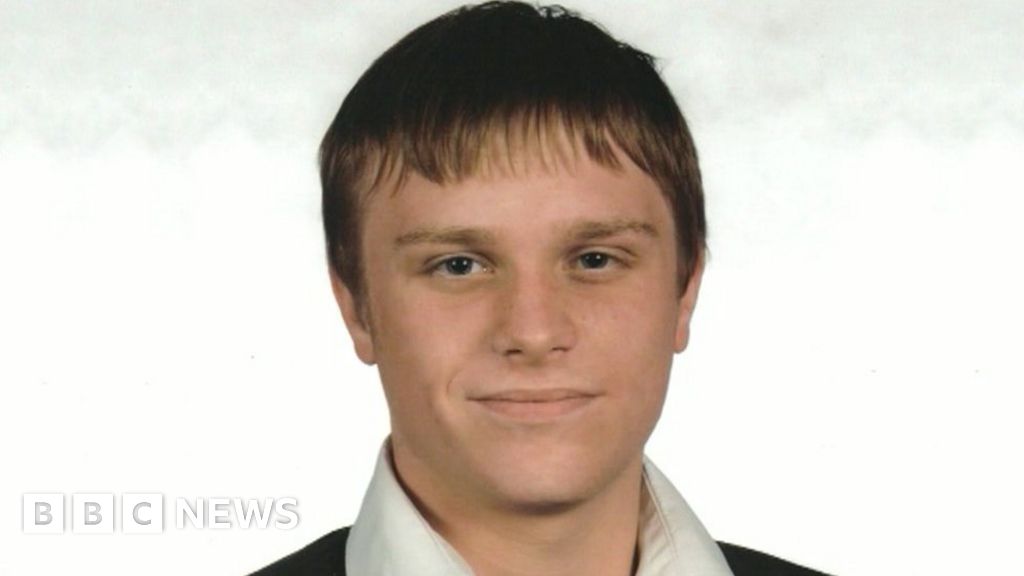 Russell Bohling inquest: Missing Hull student 'died in seas' - BBC News