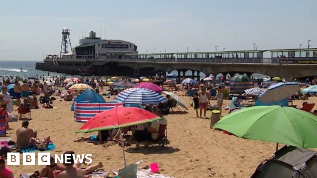 Video shows Bournemouth beach as crowds descend - BBC News