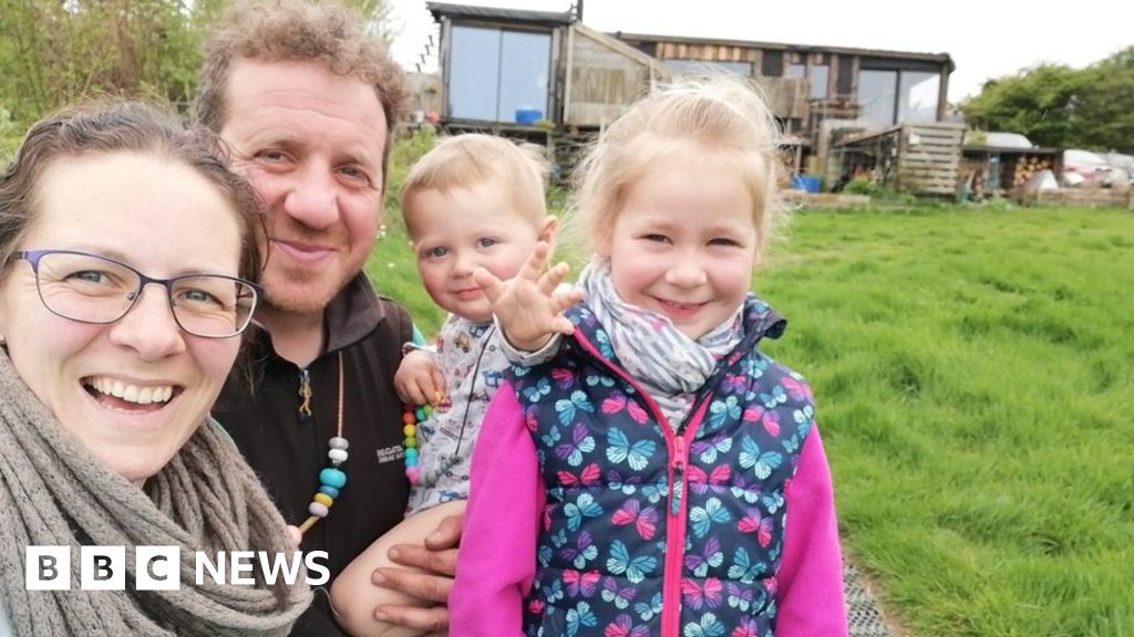 The family-of-four living off-grid - BBC News