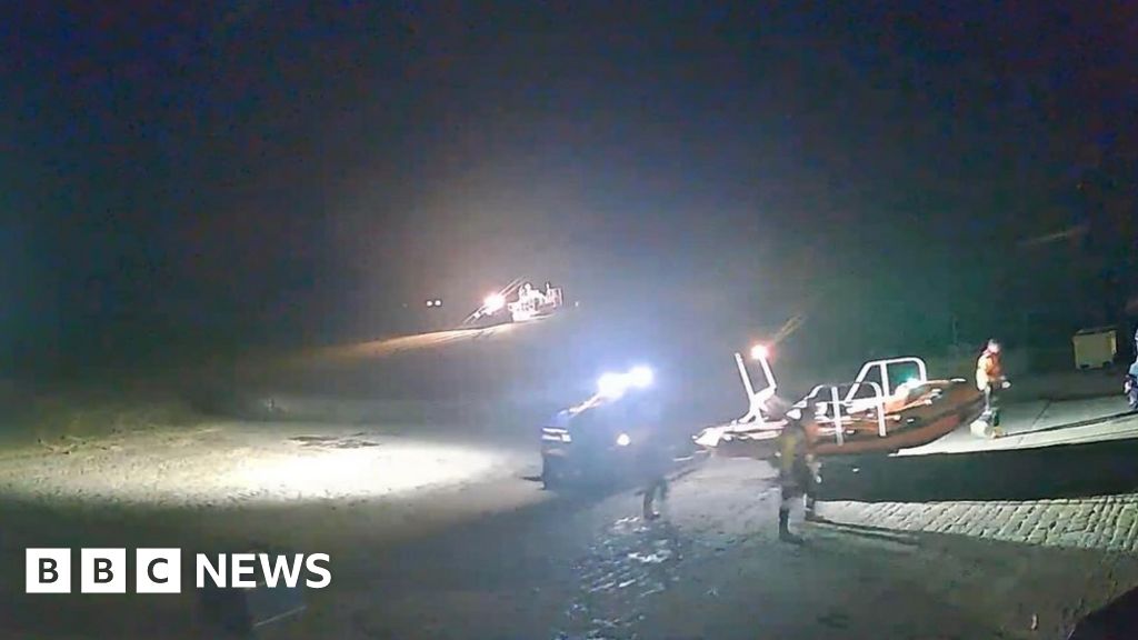 Two people lost on Filey coast rescued by lifeboat - BBC News