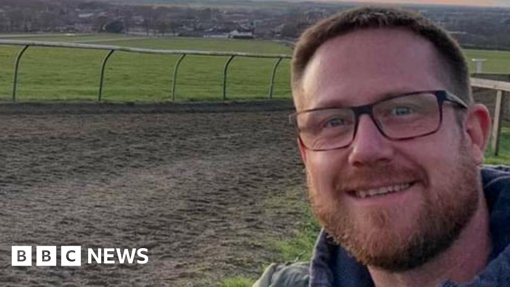 A142 crash: Soham man who died was much-loved father, say family - BBC News